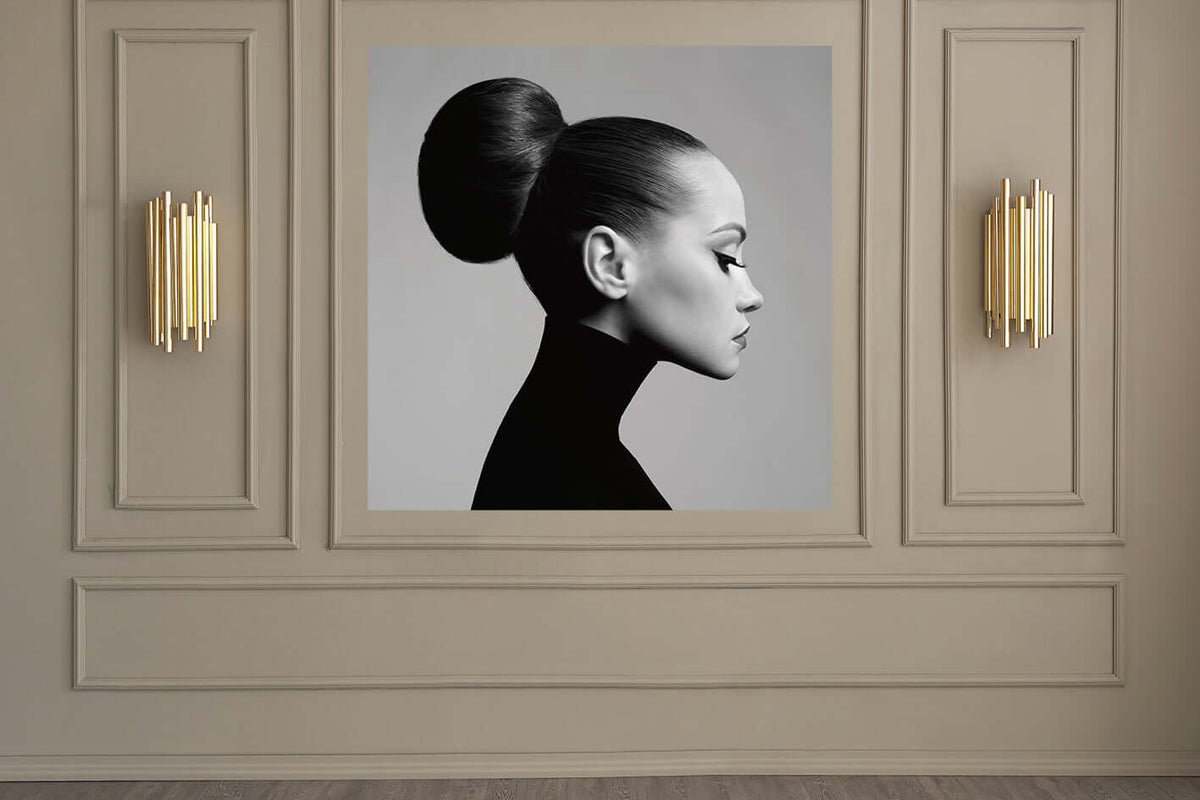 Schilderij Woman with Dot - About Arts